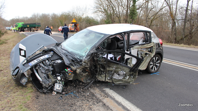 Une voiture percute un poids lourd