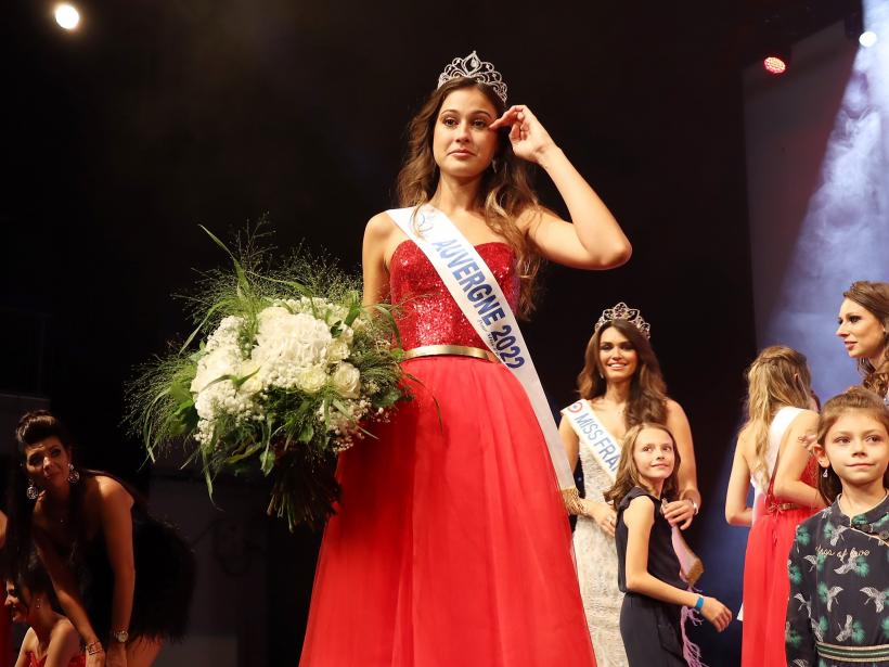La vichyssoise Alissia Ladeveze remporte la couronne de Miss Auvergne 2022