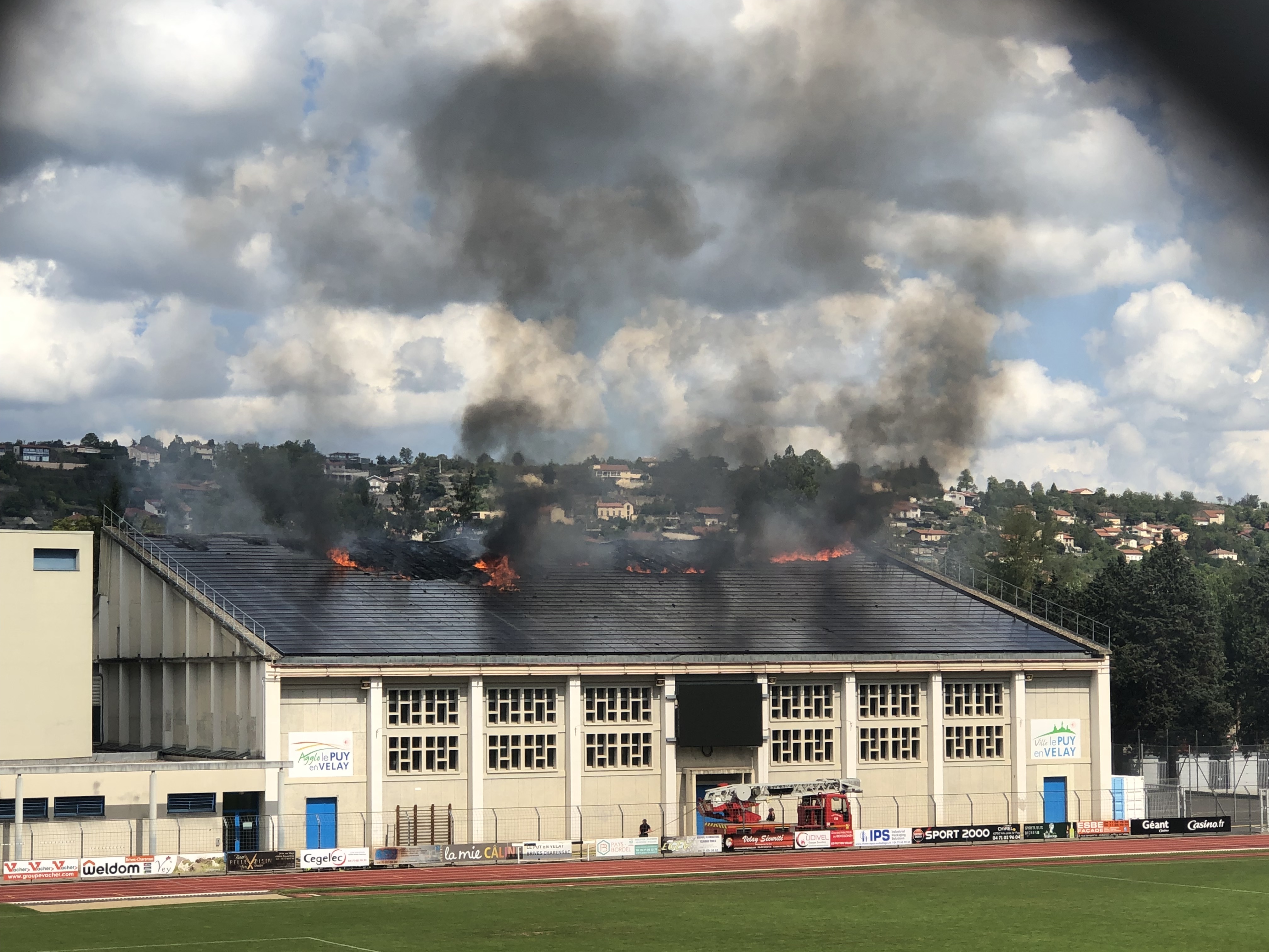 La toiture du stade Massot en feu