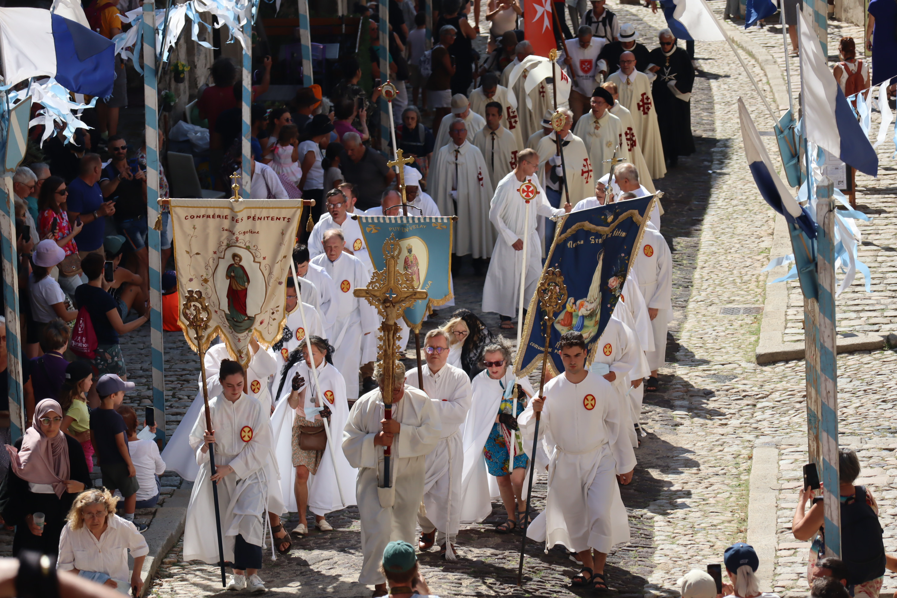 Retour en images sur la procession mariale de ce mardi 15 août au Puy