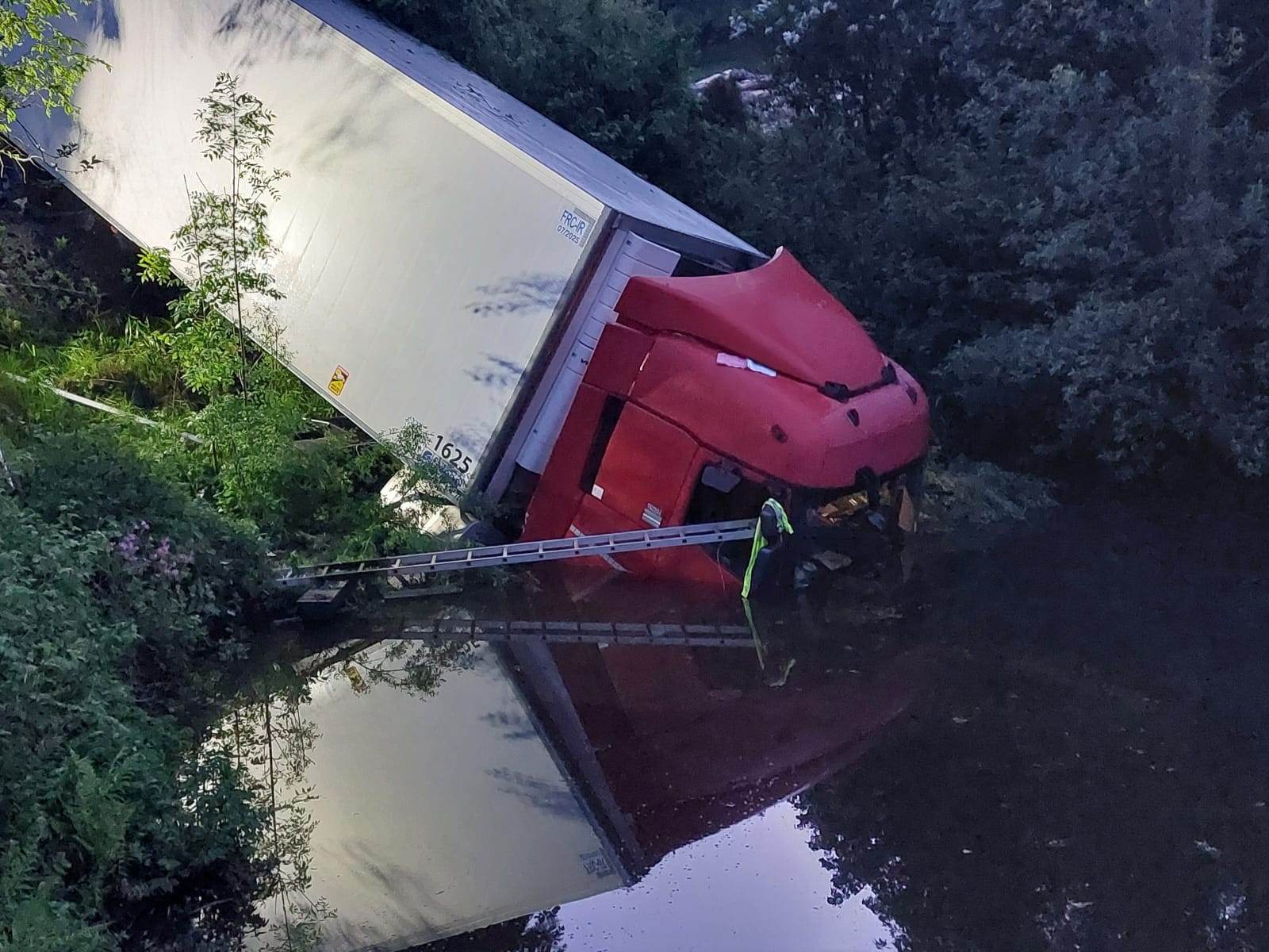 Un poids lourd chute dans une mare à Pradelles