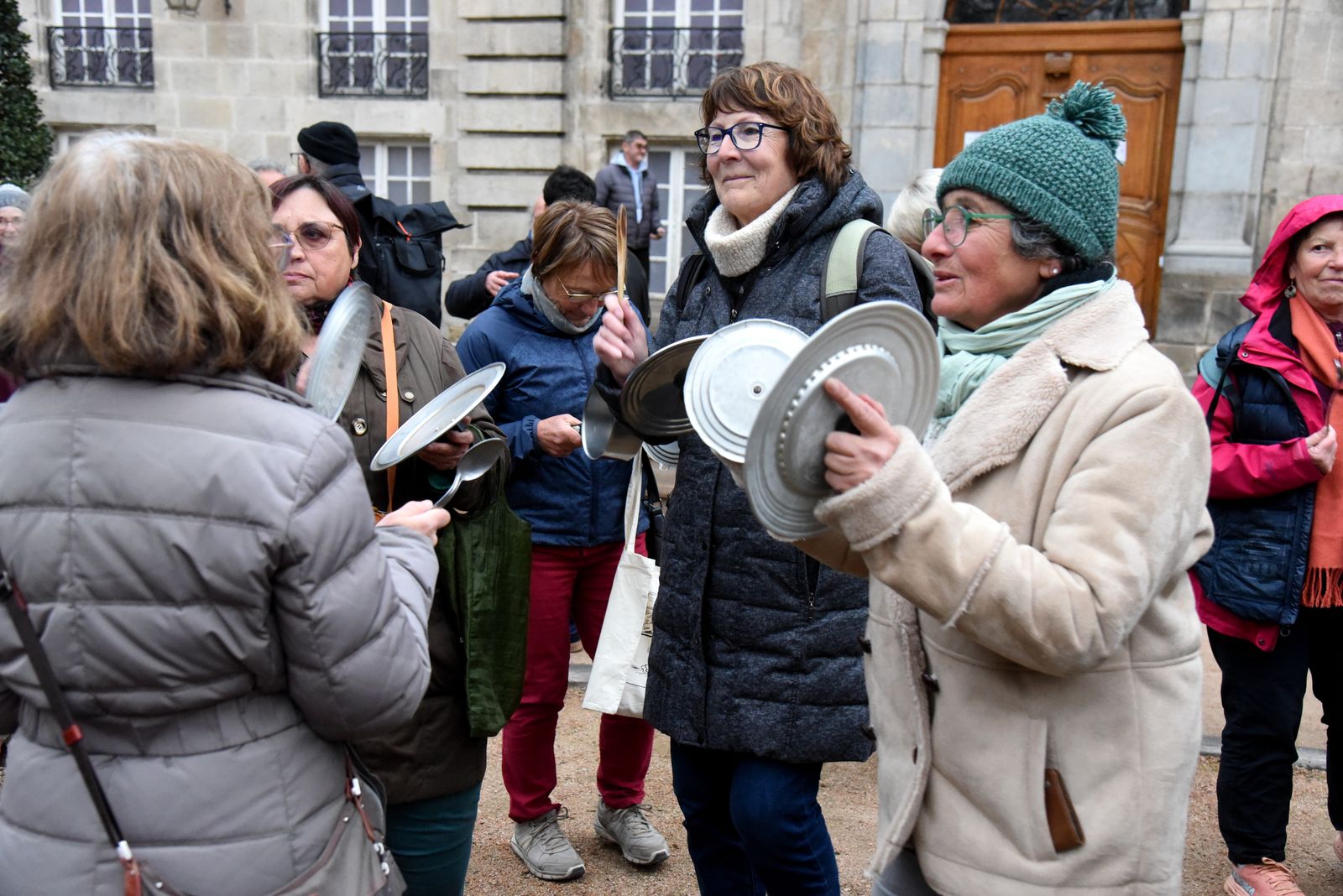 Concert de casseroles devant la mairie du Puy pendant l'allocution d ...