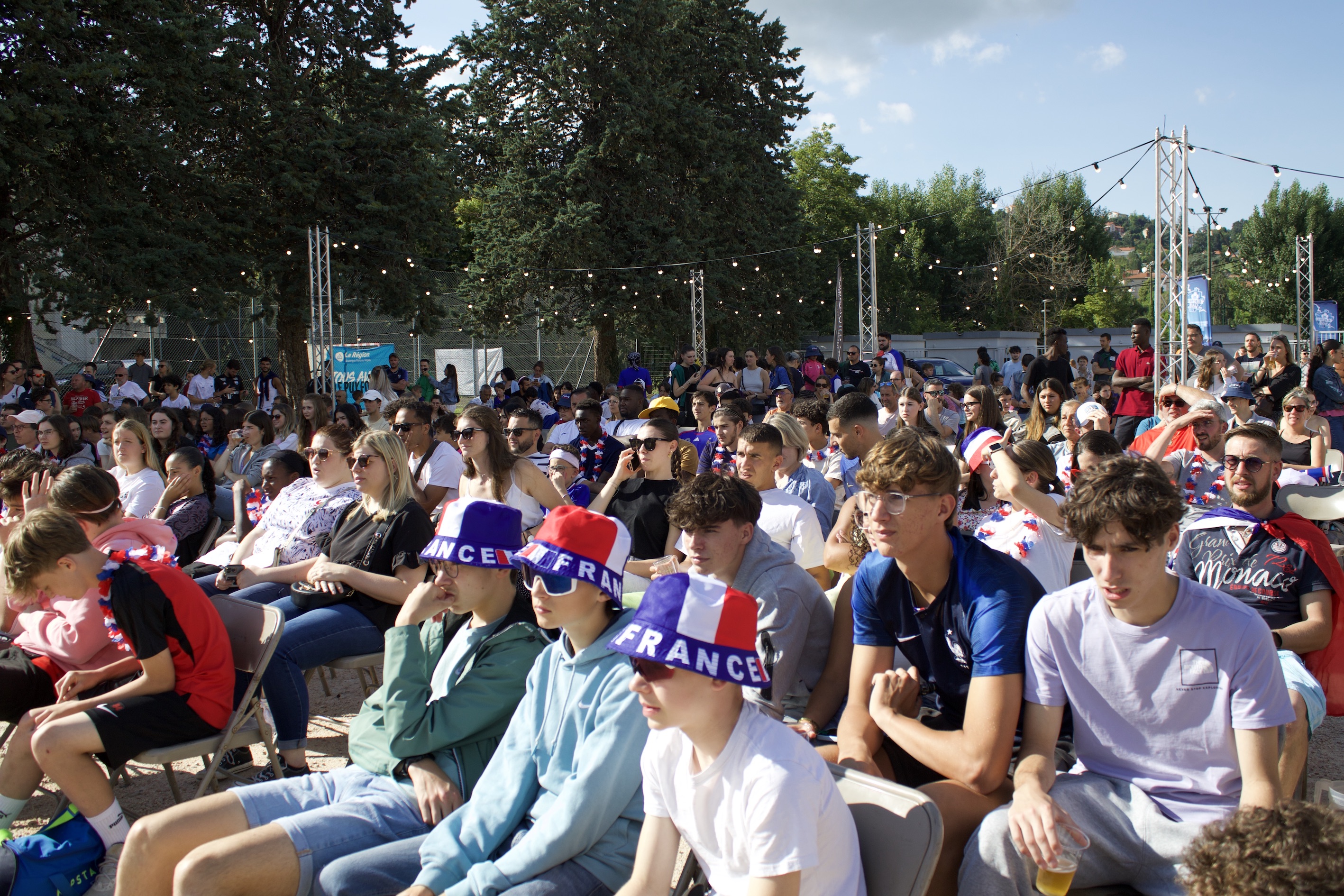 Foot : succès pour les Bleus, suivis en nombre depuis le stade Massot