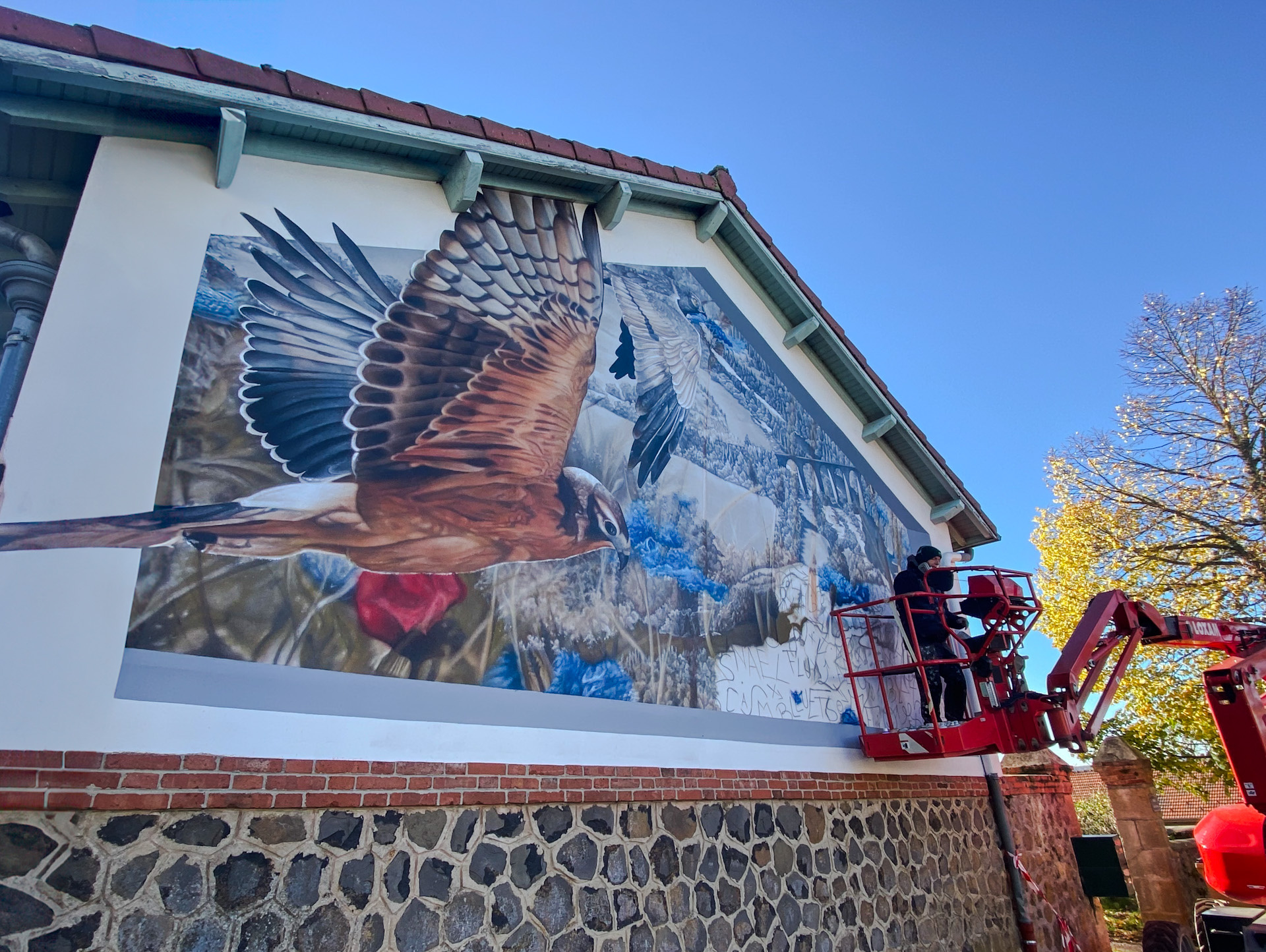 Dégé peint la nature en grand format à Saint-Haon